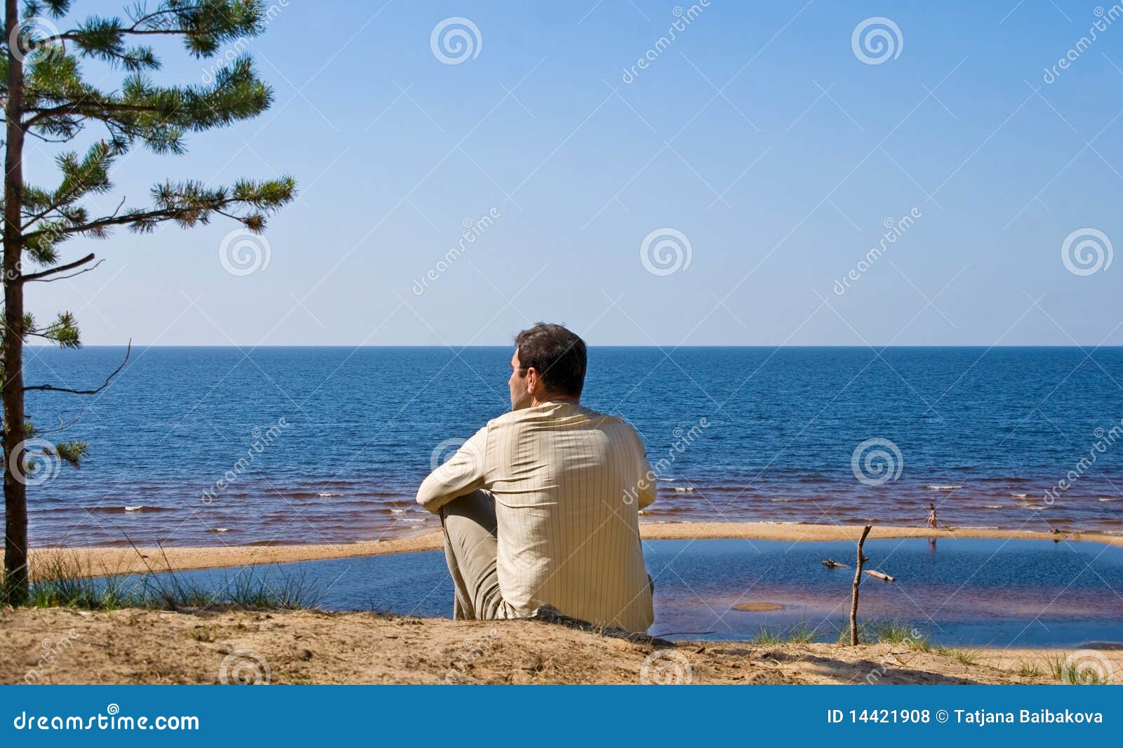 The man sits on the sea stock photo. Image of recreation - 14421908