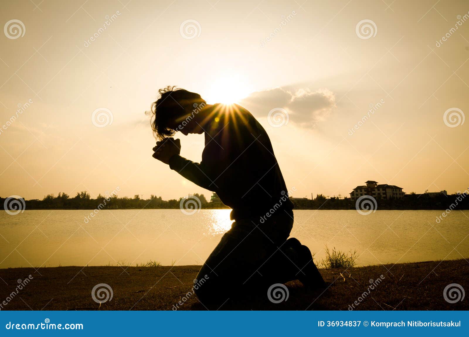 Man som ber i morgonen. fotografering för bildbyråer. Bild av afton ...