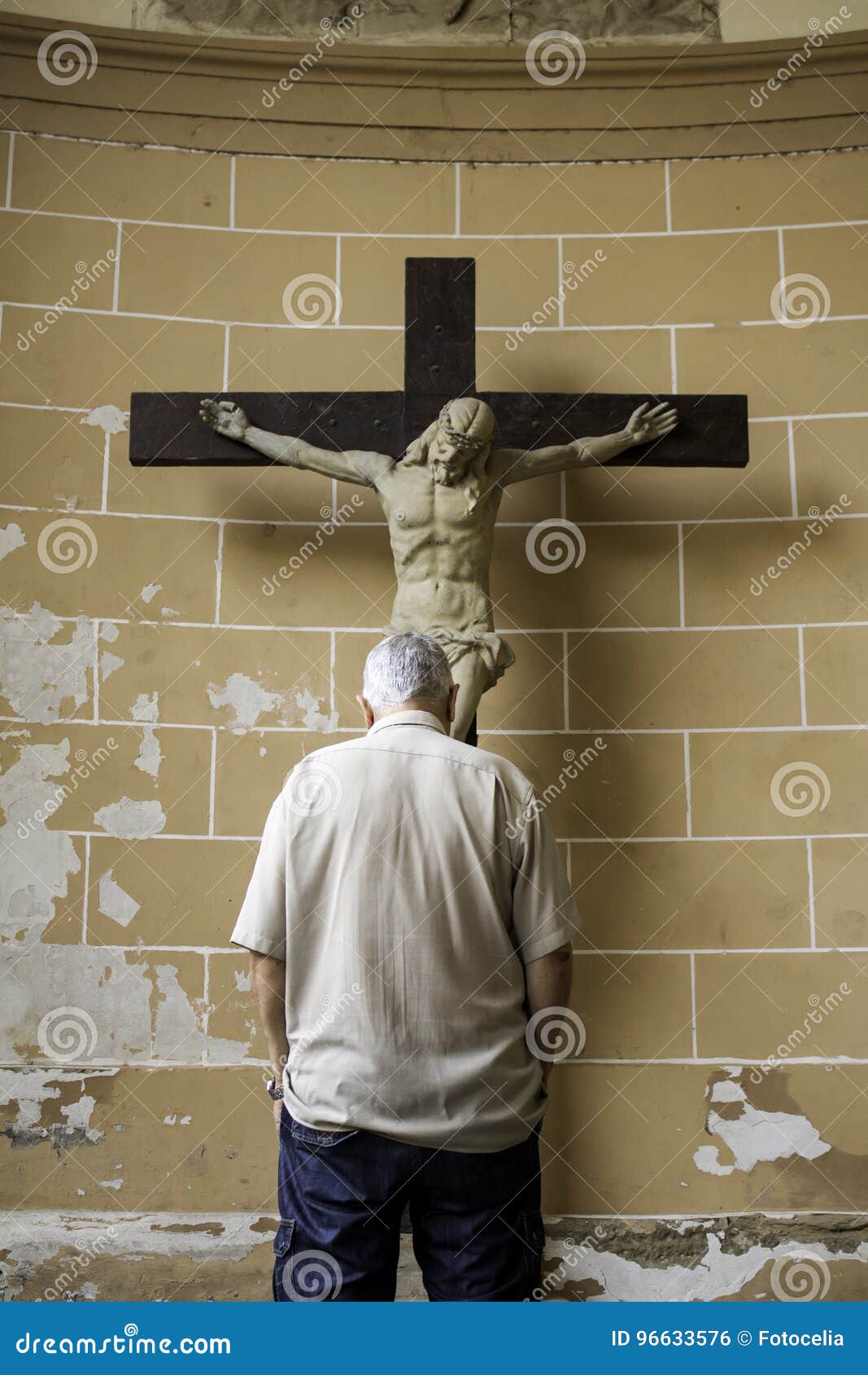 Man som ber till jesus arkivfoto. Bild av bibel, person - 96633576