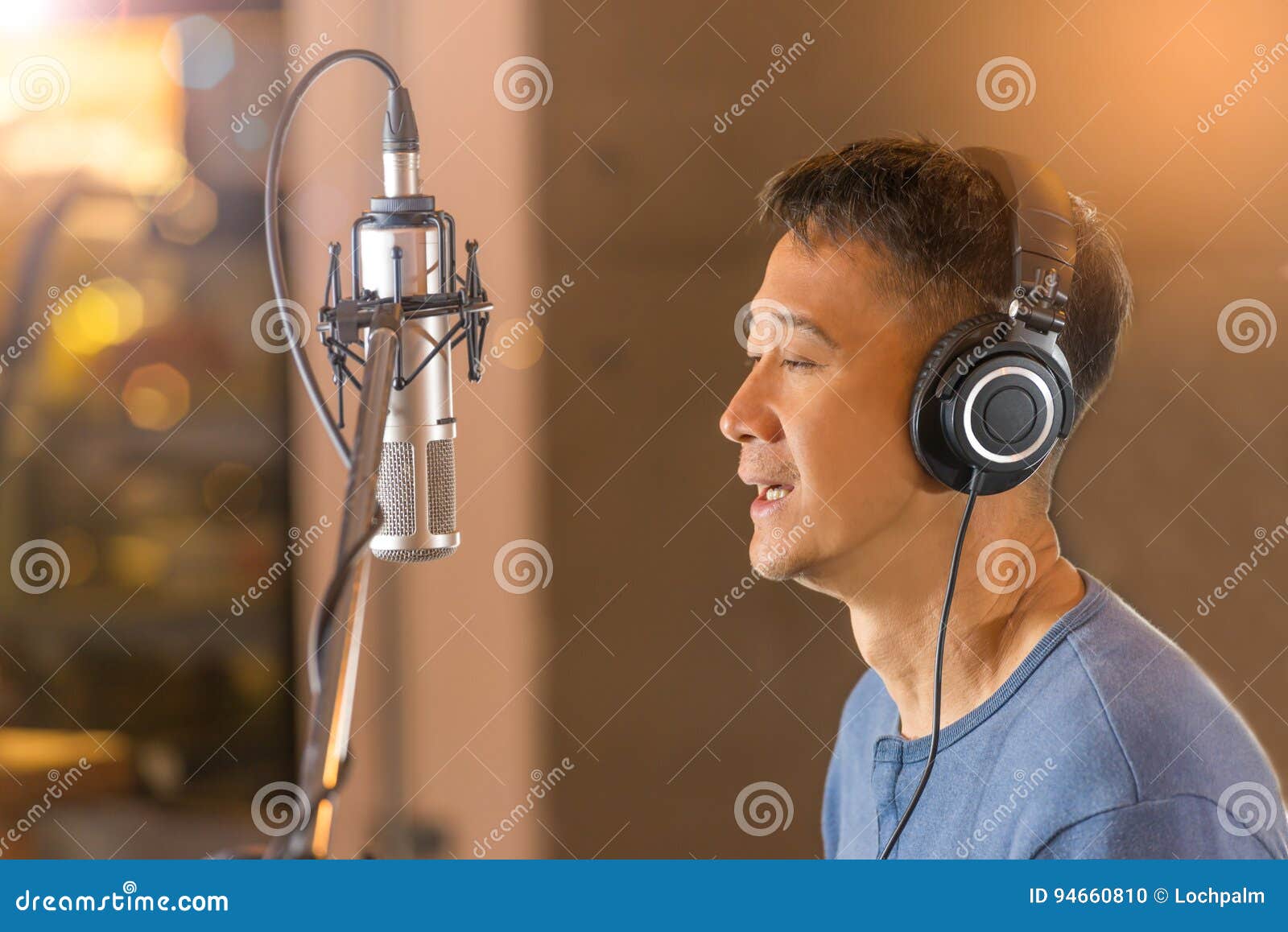 Man Som Framme Sjunger Av Inspelningmikrofonen Arkivfoto - Bild av ...
