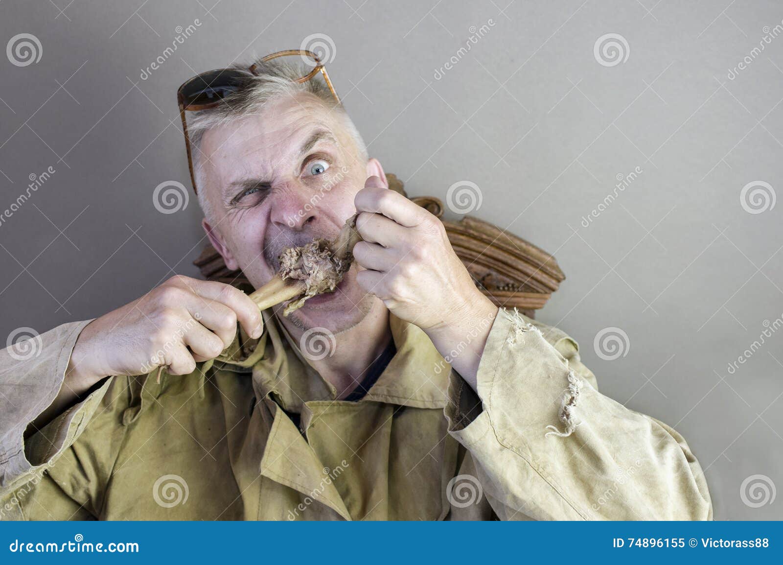 Man som gnag ett ben fotografering för bildbyråer. Bild av kött - 74896155