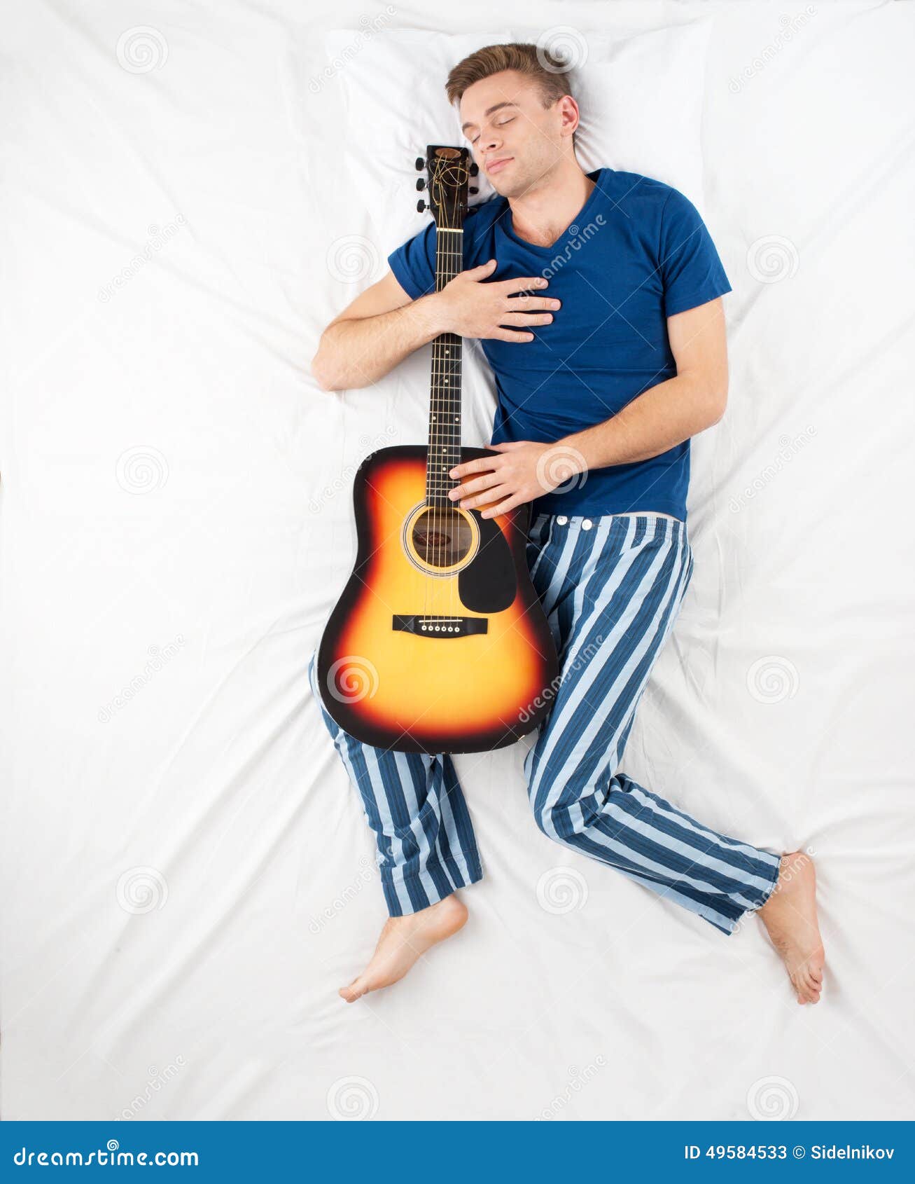 Man Som Sover Med En Gitarr Fotografering för Bildbyråer - Bild av ...