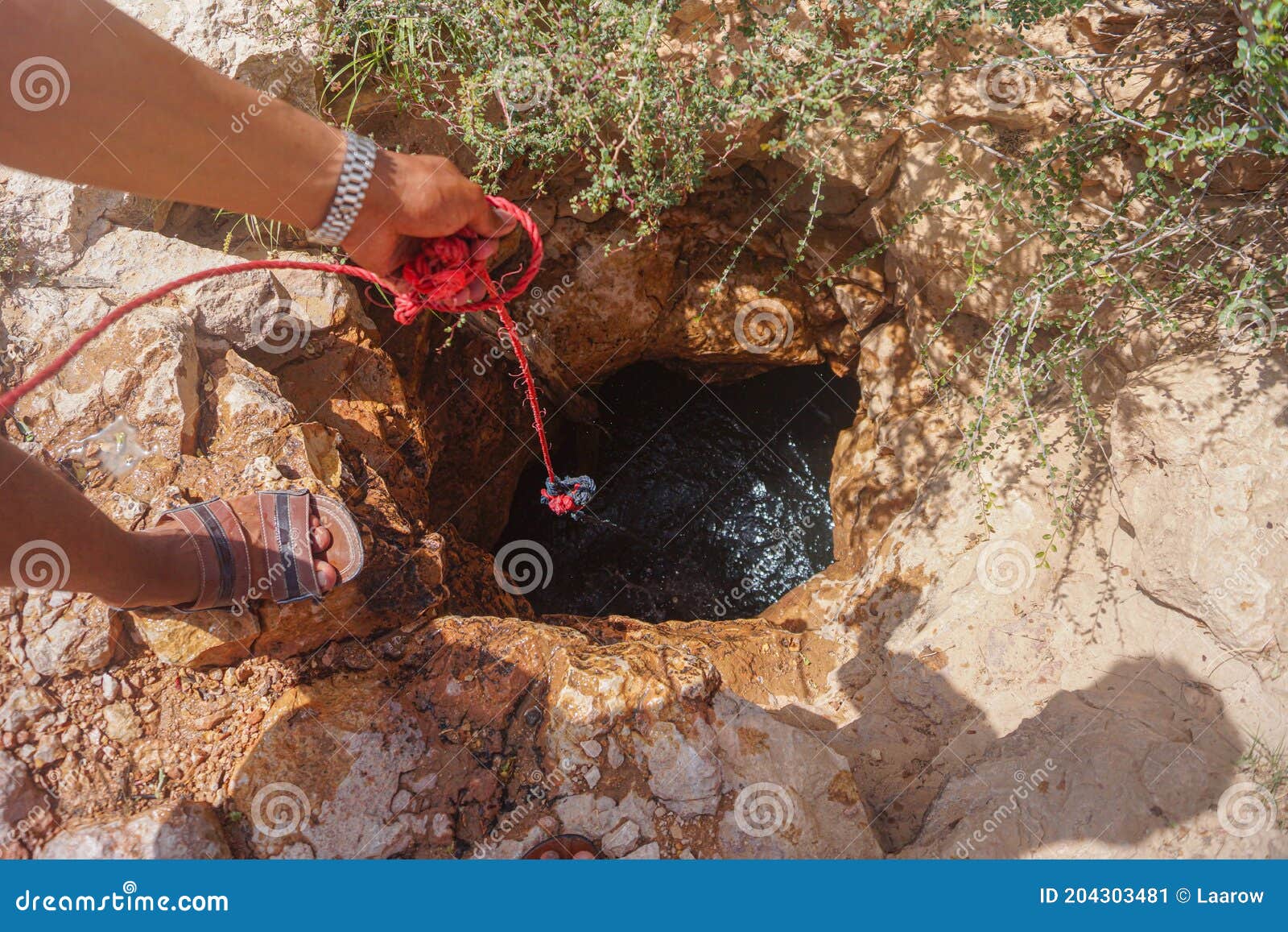 Man Trekt Uit De Emmer Van Water Uit Een Put Stock Afbeelding - Image ...