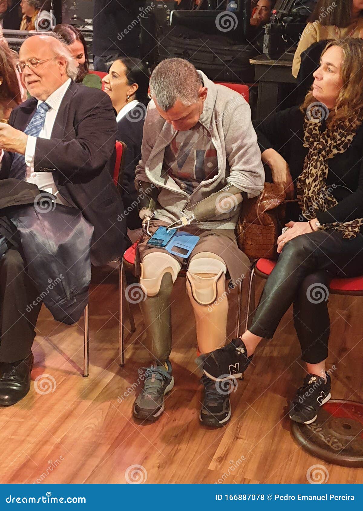 Man with Two Hooks of Prosthetic Change in Smartphone 编辑类库存照片 - 图片 包括有 ...