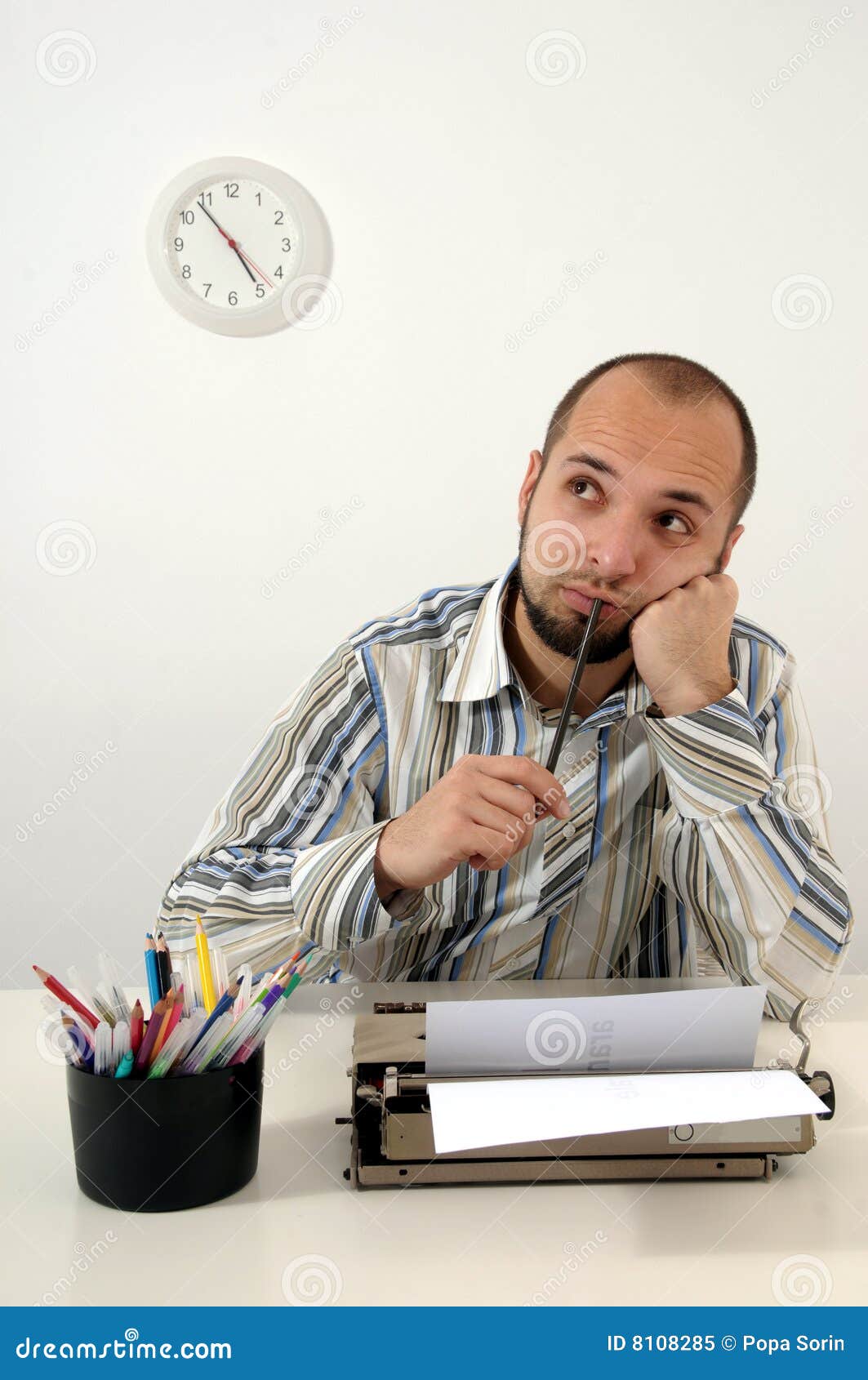Man Typing on Old Typewriter Stock Image - Image of member, desk: 8108285