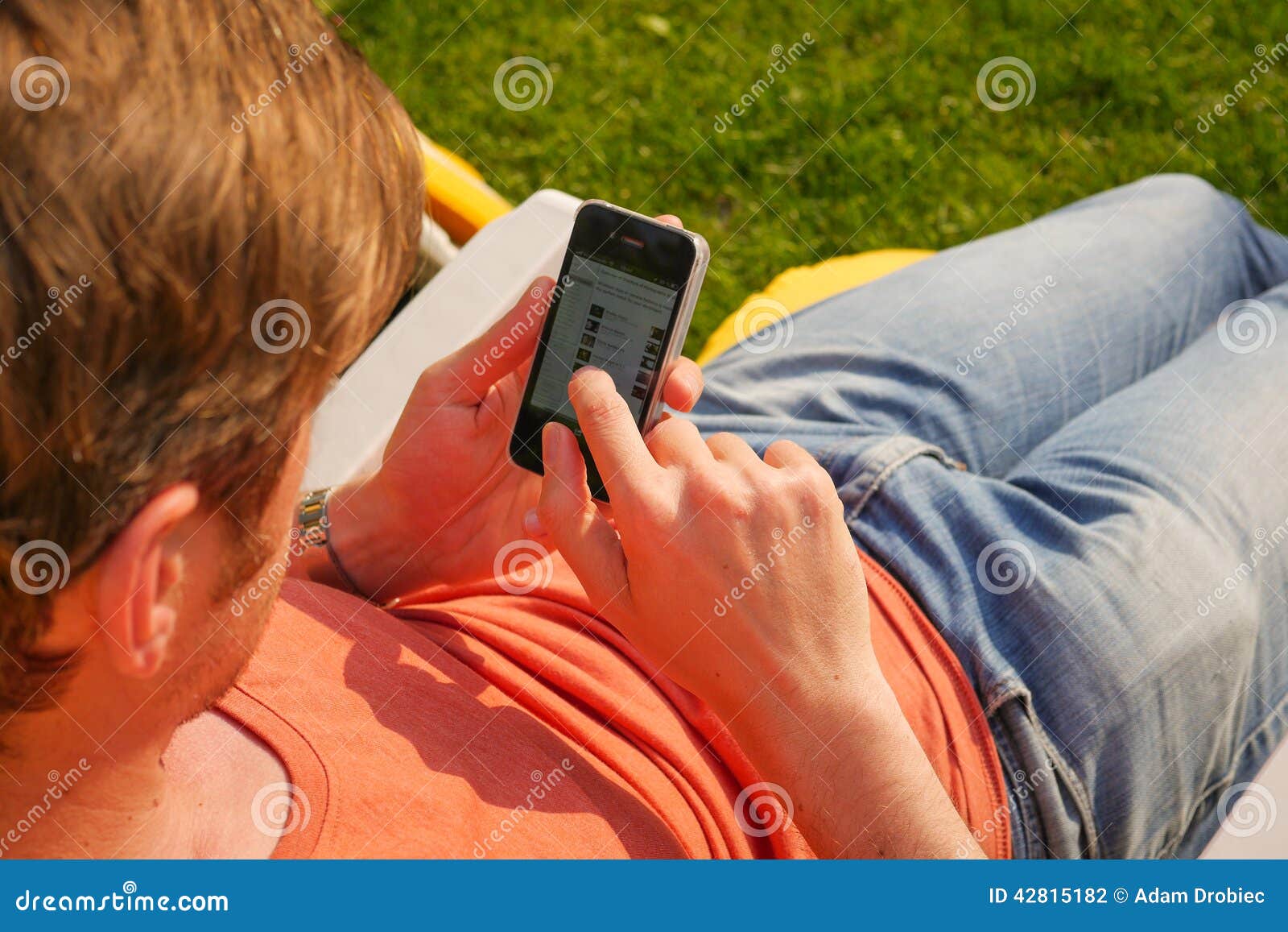 Man using his smartphone editorial photography. Image of iphone - 42815182