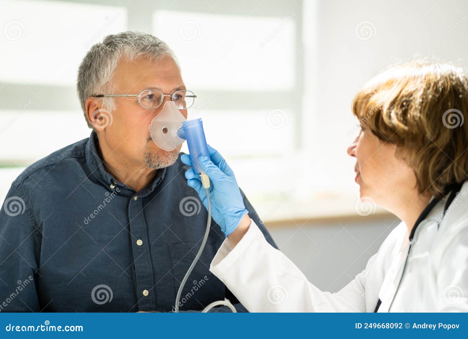 Man Using Oxygen Mask in Clinic Stock Photo - Image of copd, hospital ...