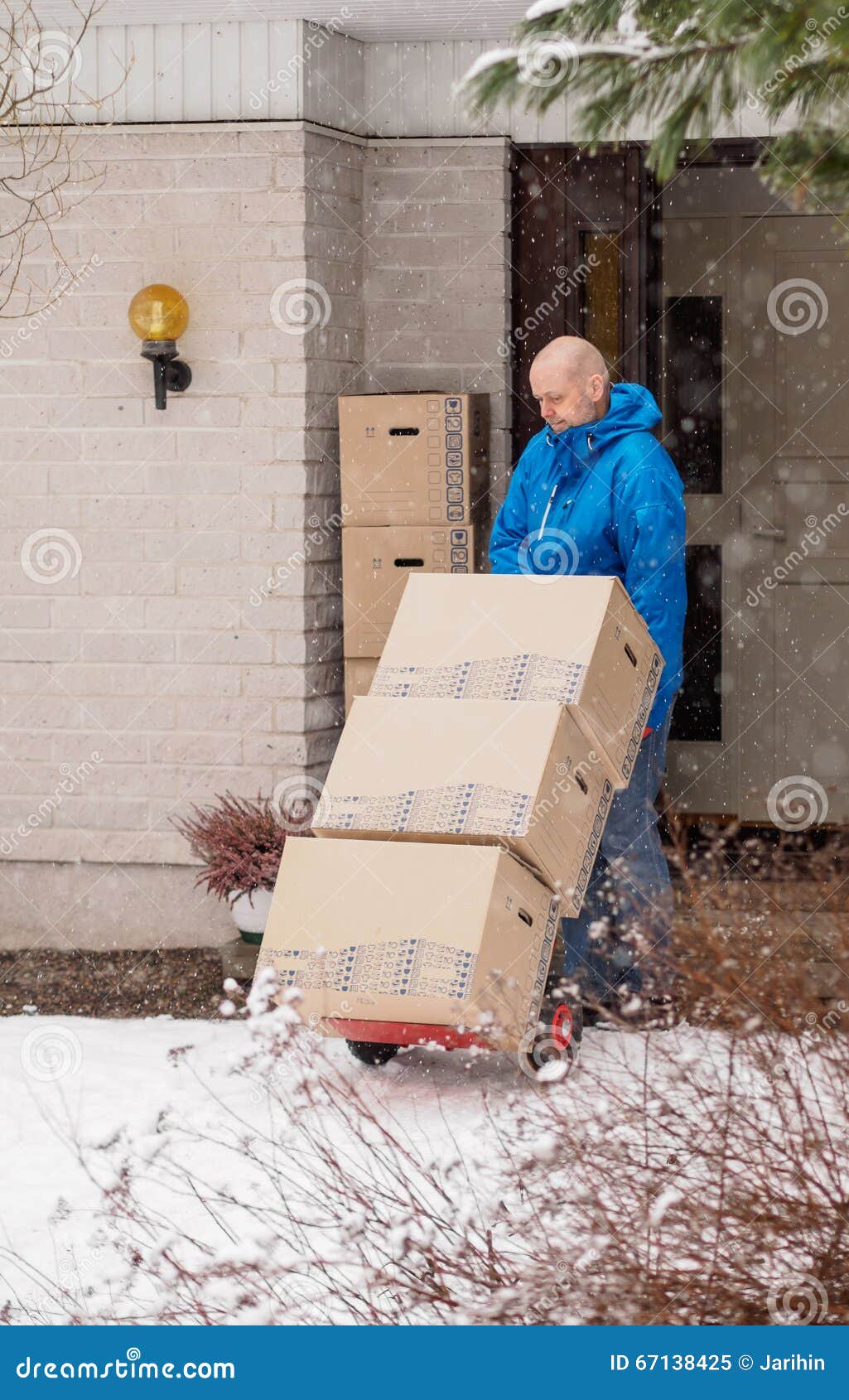 Man Using the 2 Wheel Dolly Stock Image - Image of jacket, male: 67138425