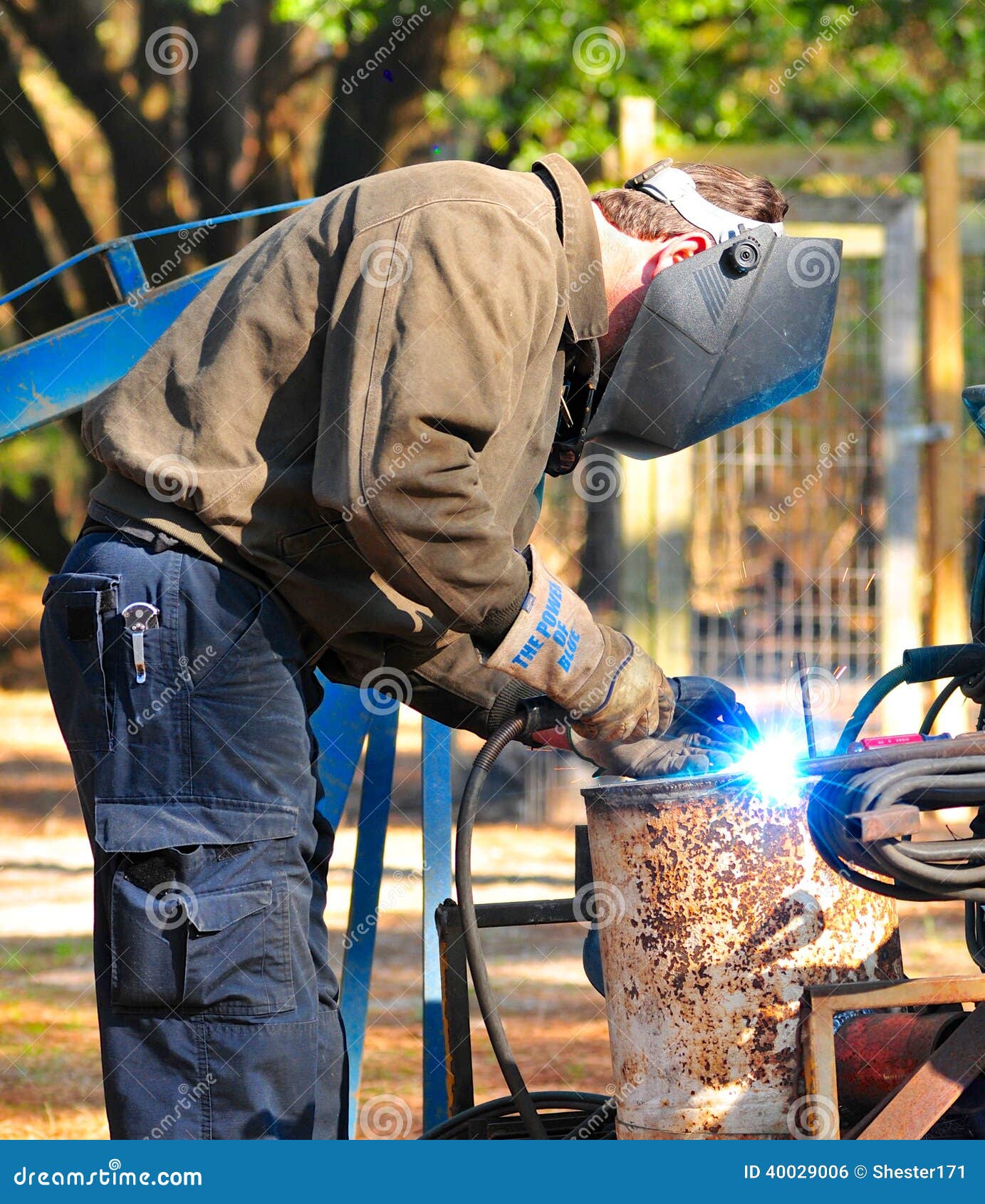 Man welding steel editorial photo. Image of welder, burn - 40029006