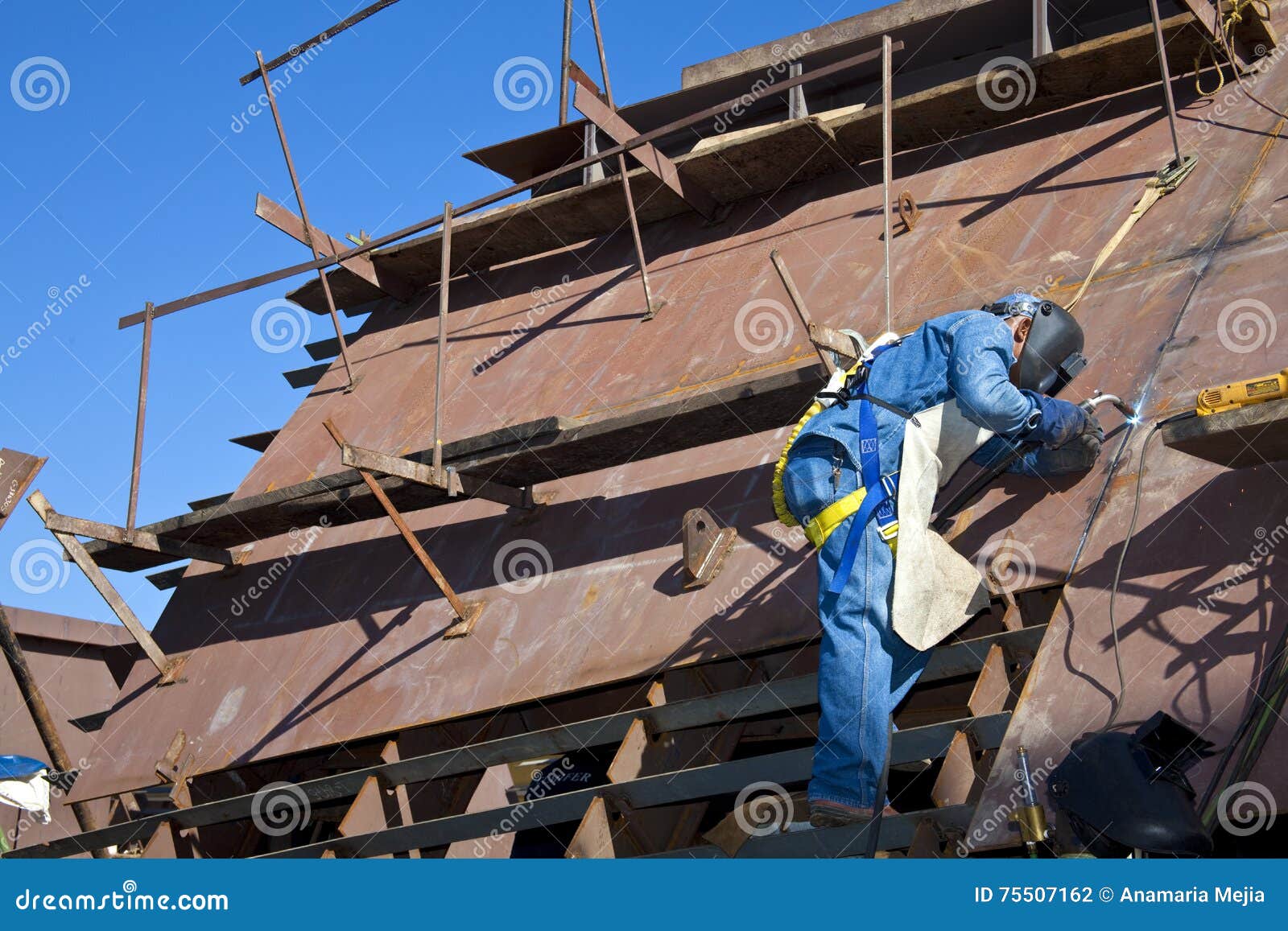 Man welding editorial photography. Image of worker, welding - 75507162