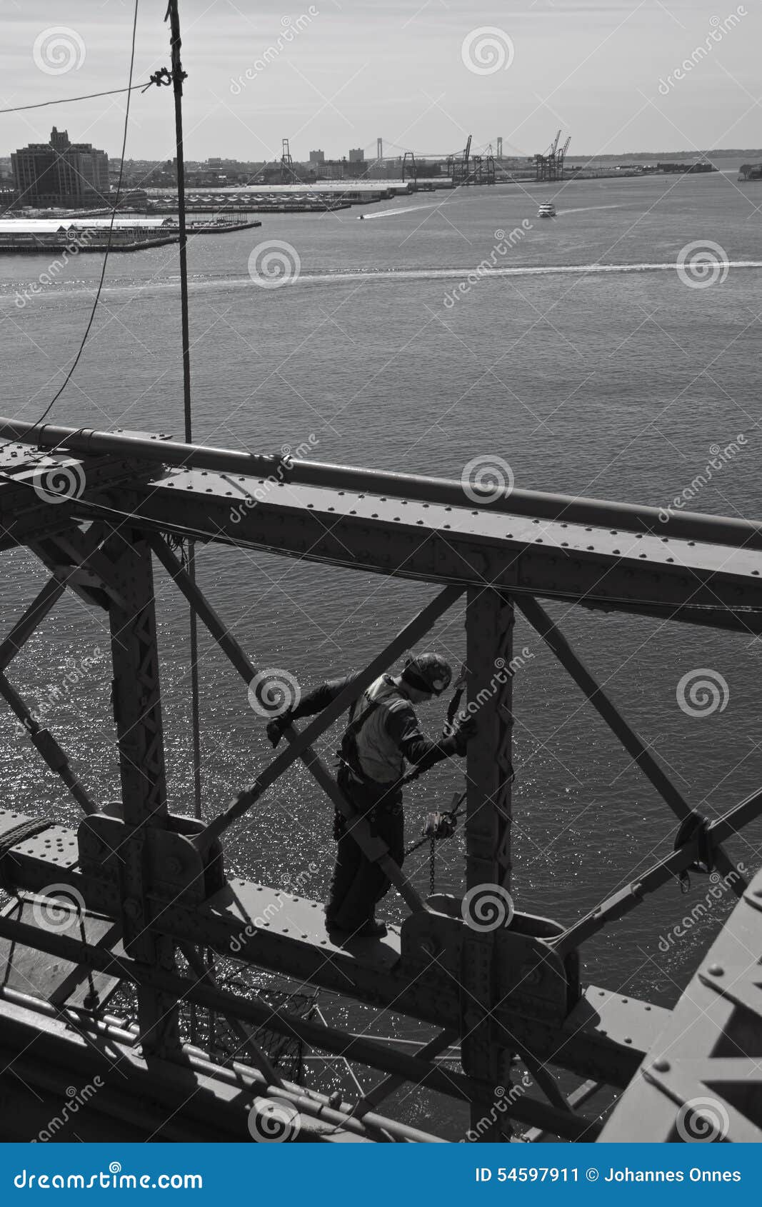 Man at Work on Brooklyn Bridge Editorial Photo - Image of work, bridge ...