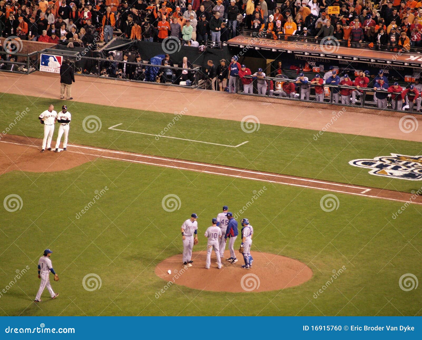 Manager changes pitchers editorial image. Image of park - 16915760