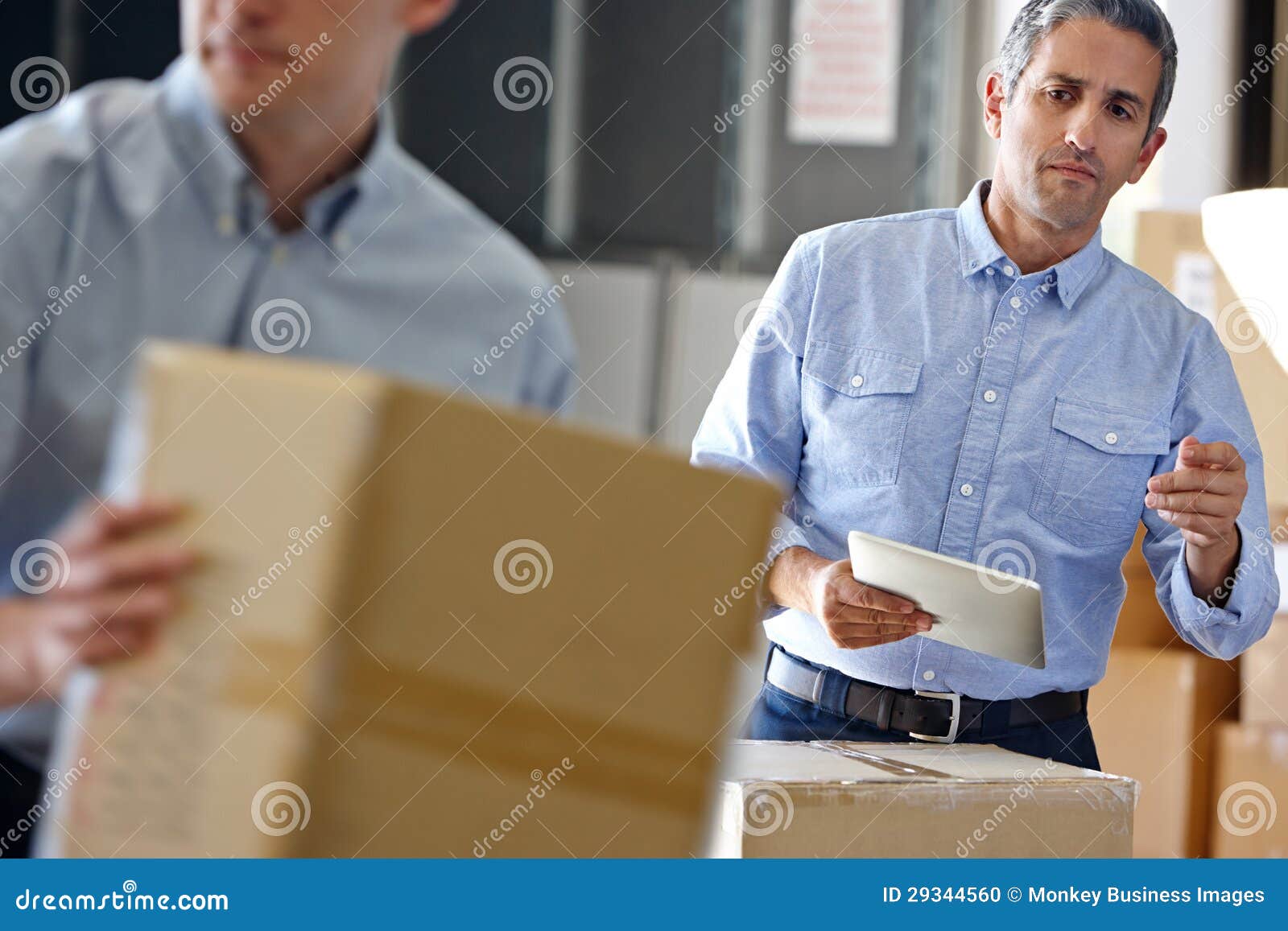 Manager, Der Tablette-Computer Im Lagerhaus Verwendet Stockfoto - Bild ...
