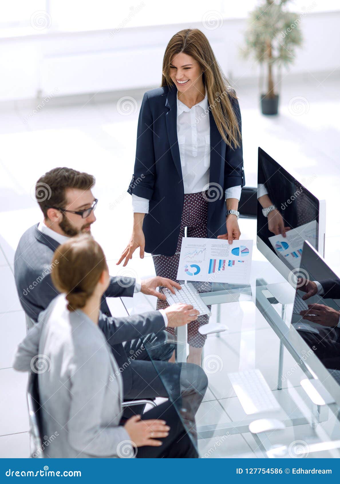 Manager Discusses the Financial Report with the Business Team Stock ... Manager Discusses the Financial Report with the Business Team Stock ...