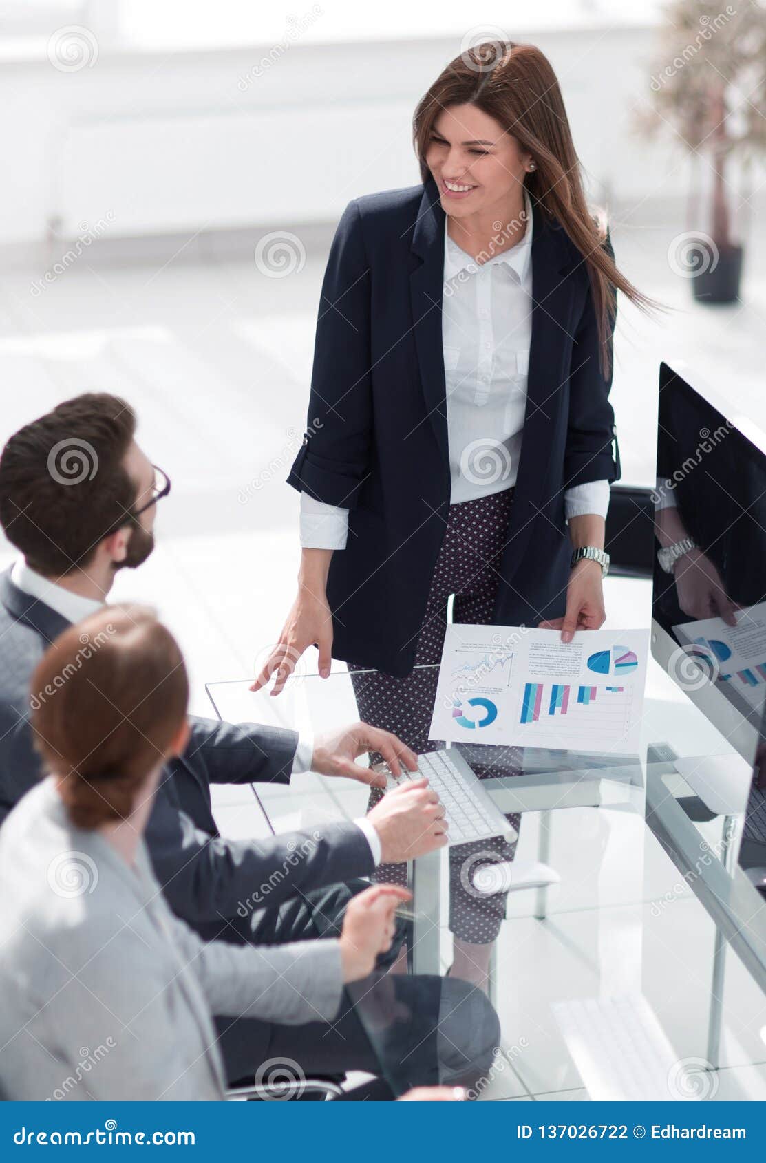 Manager Discusses the Financial Report with the Business Team Stock ... Manager Discusses the Financial Report with the Business Team Stock ...