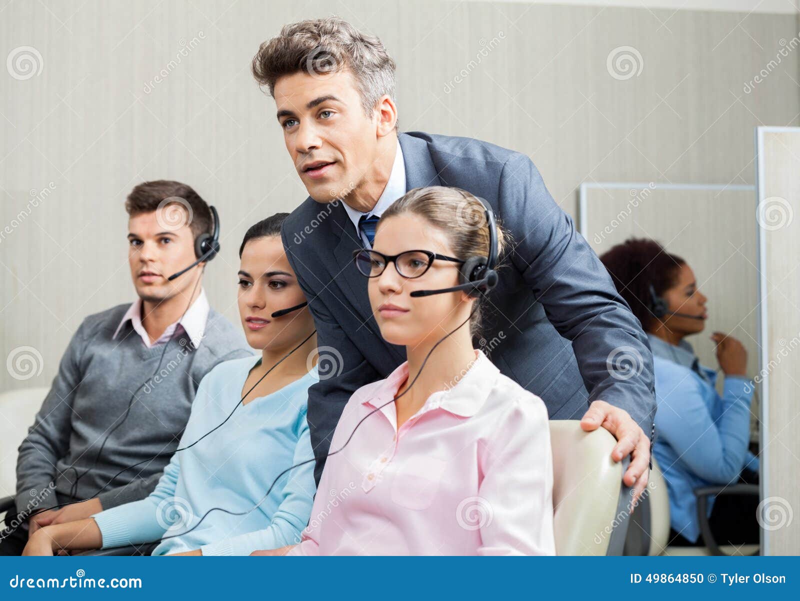 Manager Explaining To Employee in Call Centre Stock Foto - Image of ...