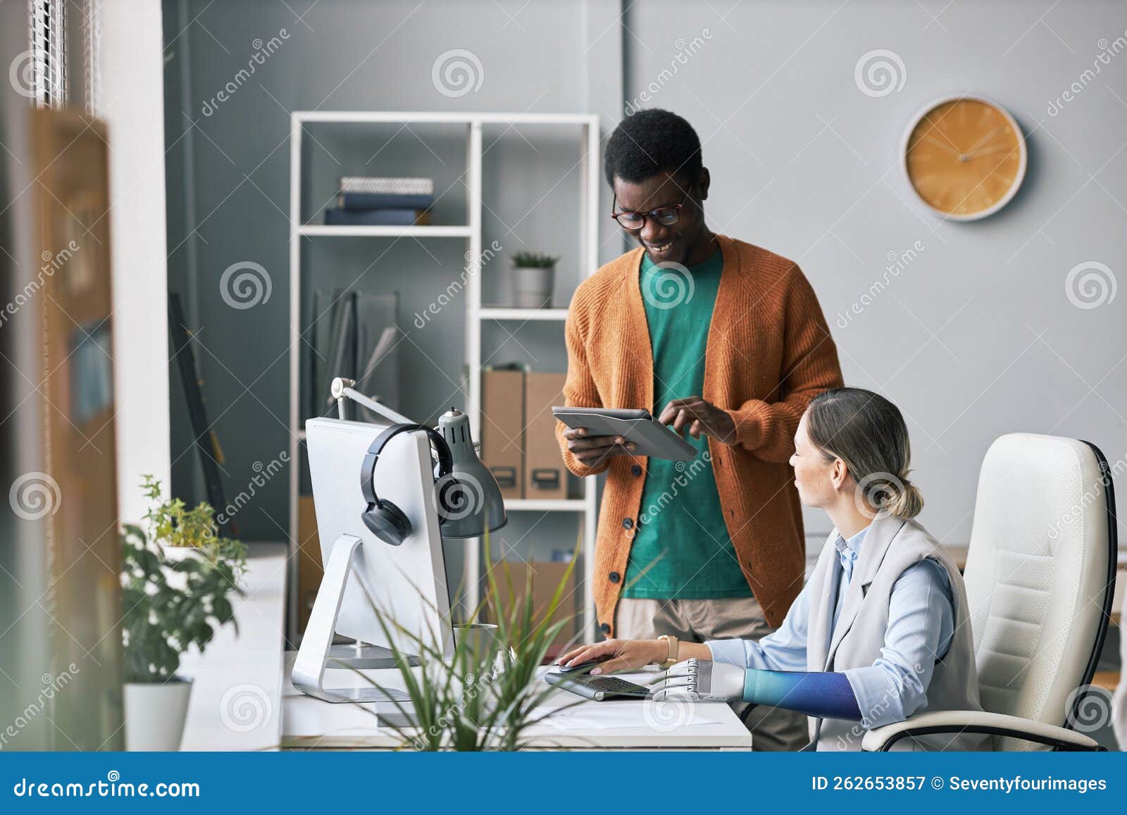 Managers Discussing Project Stock Image - Image of technology, aputee ...