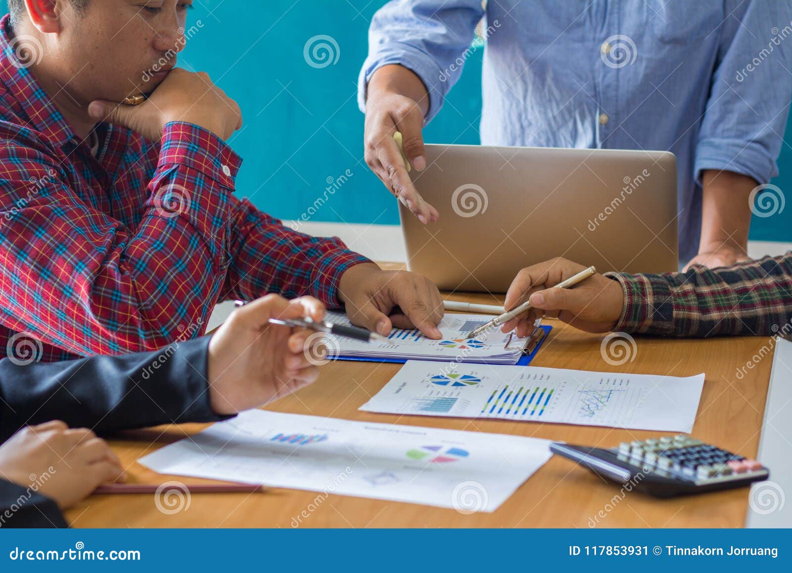 Managers are Explaining the Graph To the Team. Stock Image - Image of ...