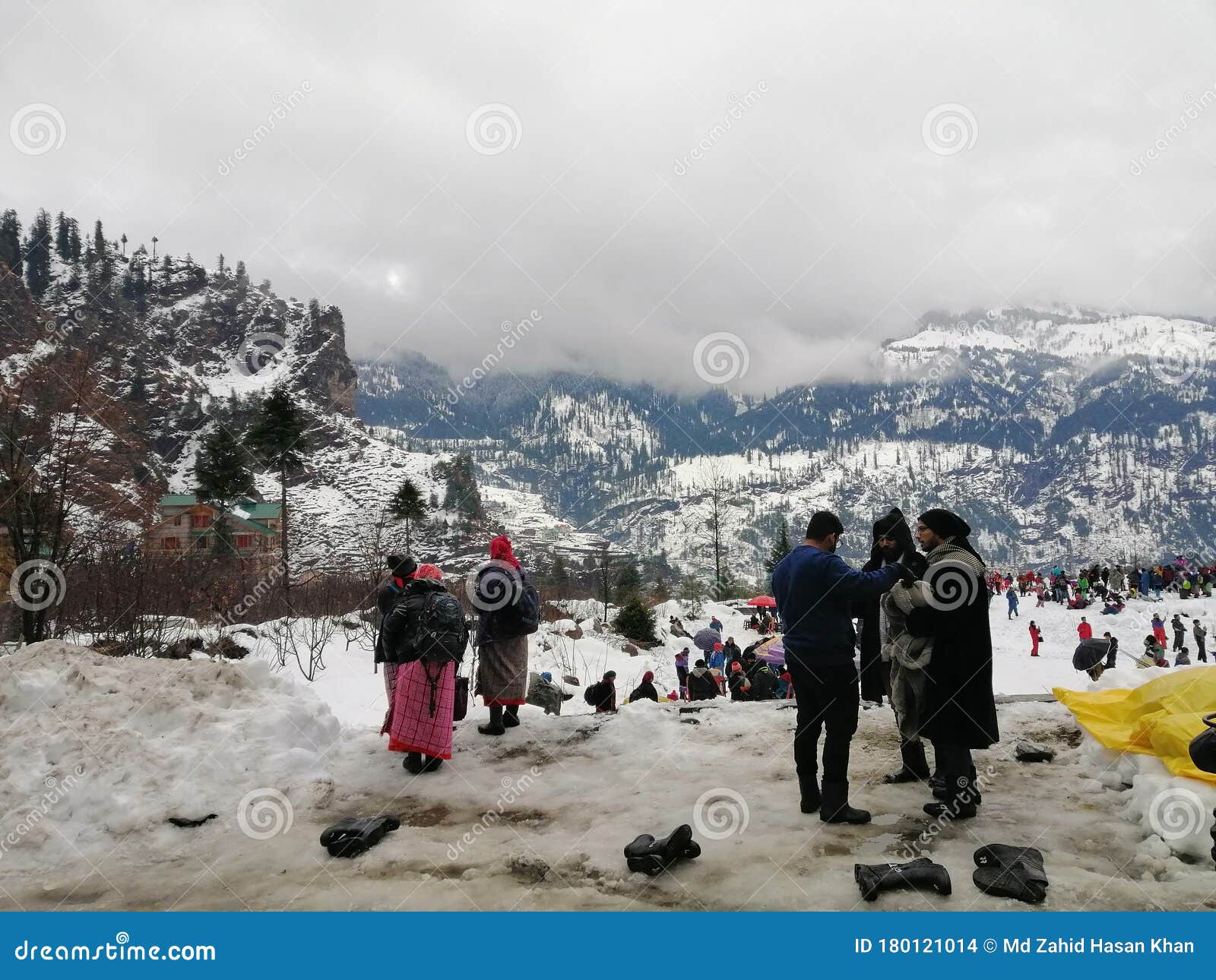 Manali snowfall editorial stock image. Image of sports - 180121014