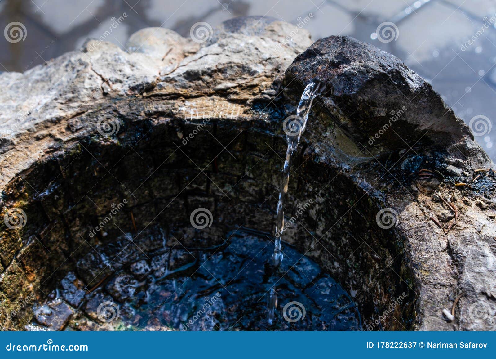 Manantial Natural Con Agua Potable Imagen de archivo - Imagen de ...
