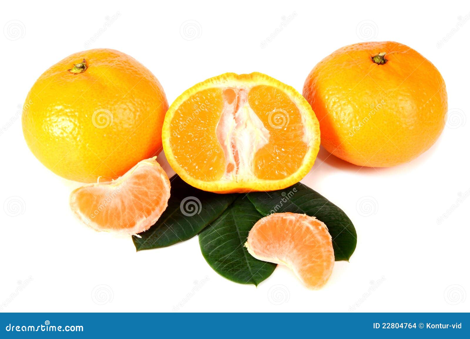 Mandarijn Met Groene Bladeren Stock Foto - Image of schil, citrusvrucht ...