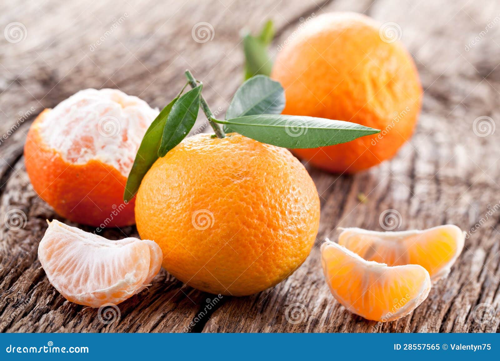 Mandarijnen met bladeren. stock afbeelding. Image of geel - 28557565