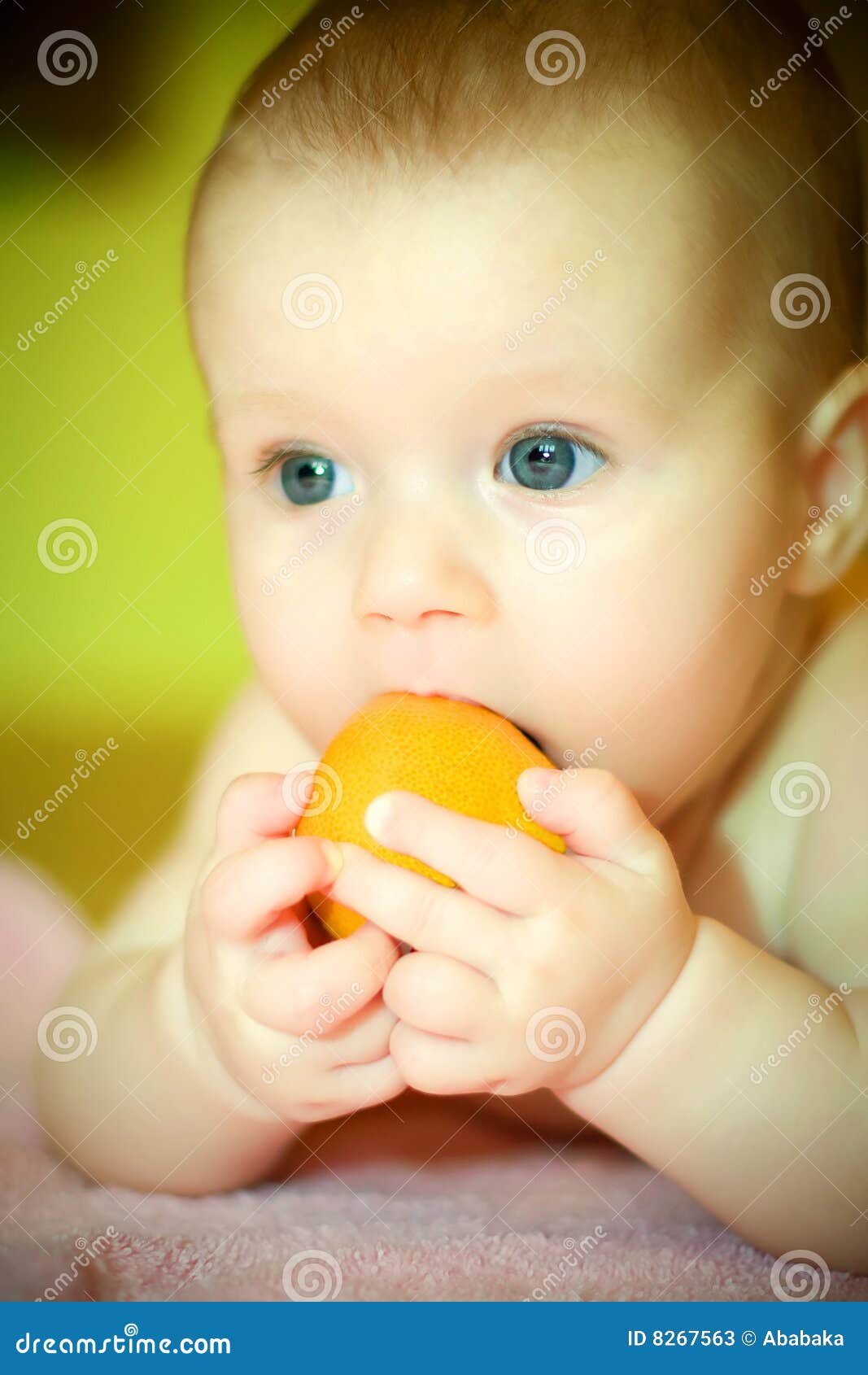 Mandarina De Los Eates Del Bebé Imagen de archivo - Imagen de disfrute ...