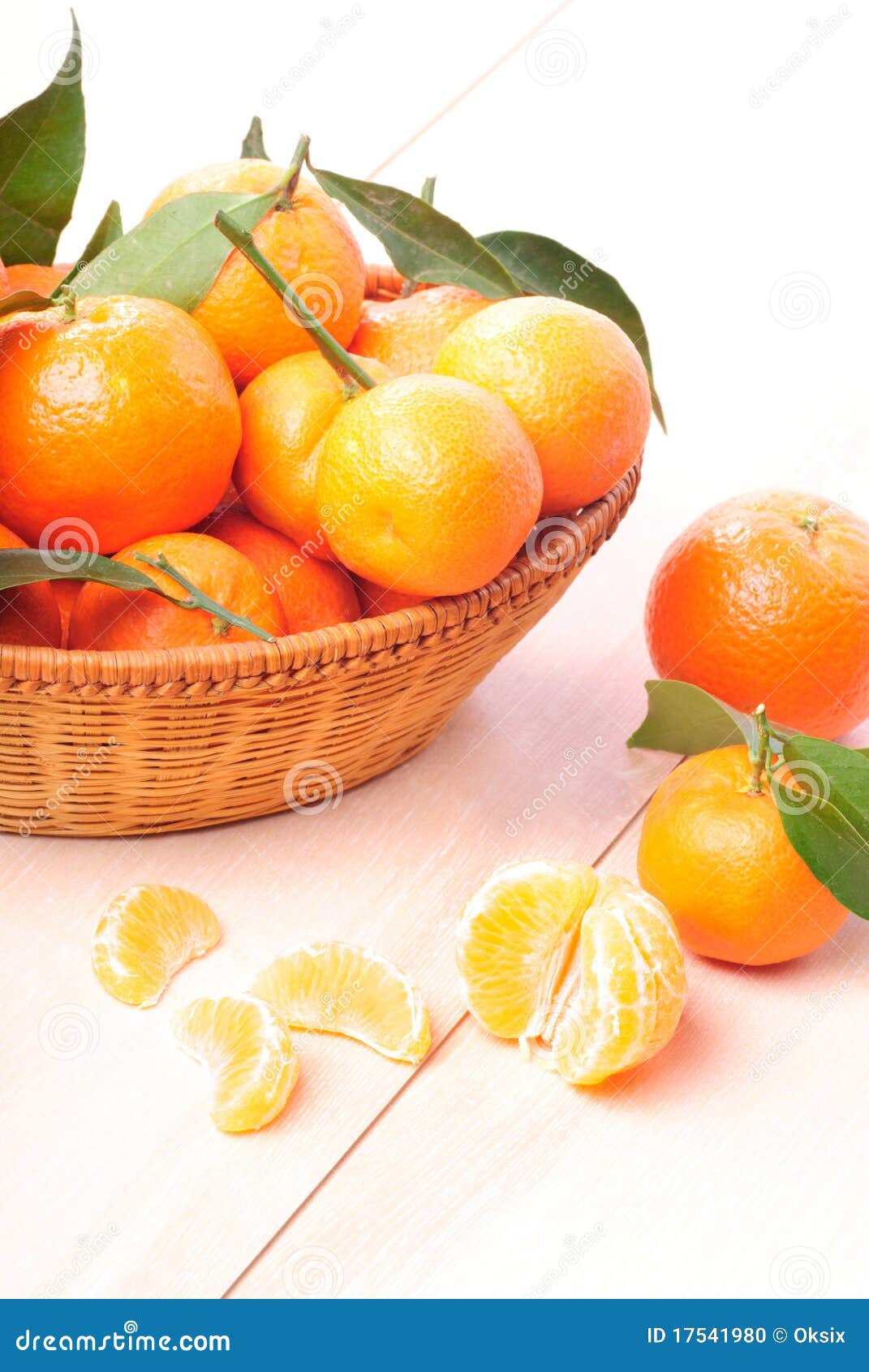 Mandarini sulla tabella fotografia stock. Immagine di macro - 17541980