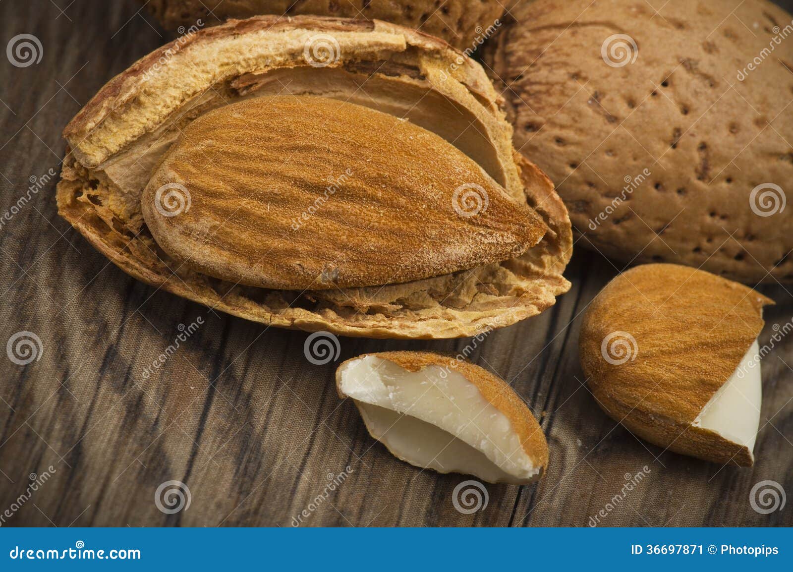 Mandeln stockbild. Bild von blätter, saisonal, hart, frucht - 36697871