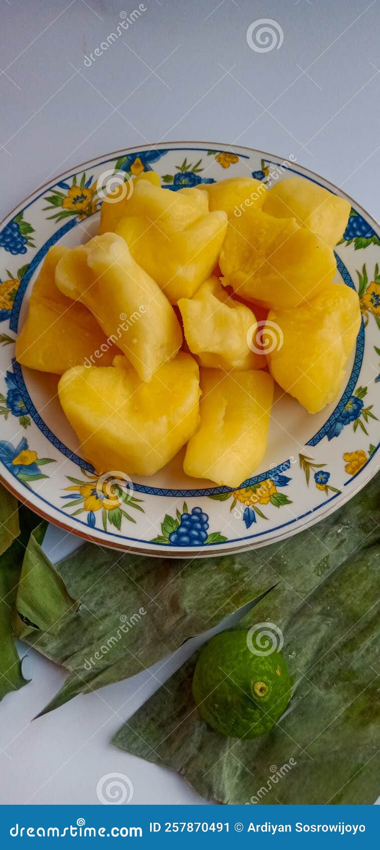 Mandioca Amarilla Fermentada Y Su Plato Tradicional De Java Indonesia ...