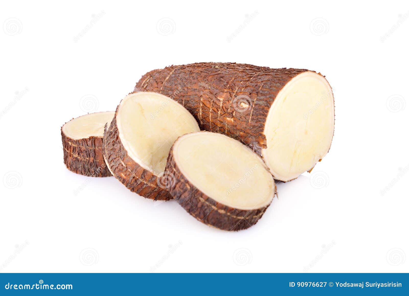 Mandioca Crua Isolada No Fundo Branco Imagem de Stock - Imagem de ...