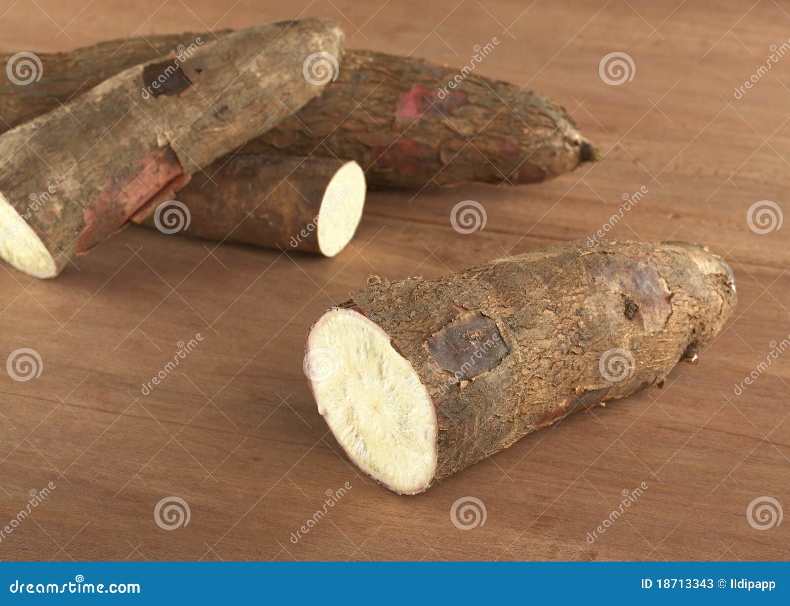 Mandioca crua na madeira imagem de stock. Imagem de horizontal - 18713343