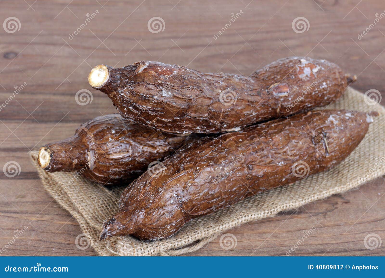 Mandioca (mandioca) foto de stock. Imagem de marrom, carbohydrates ...