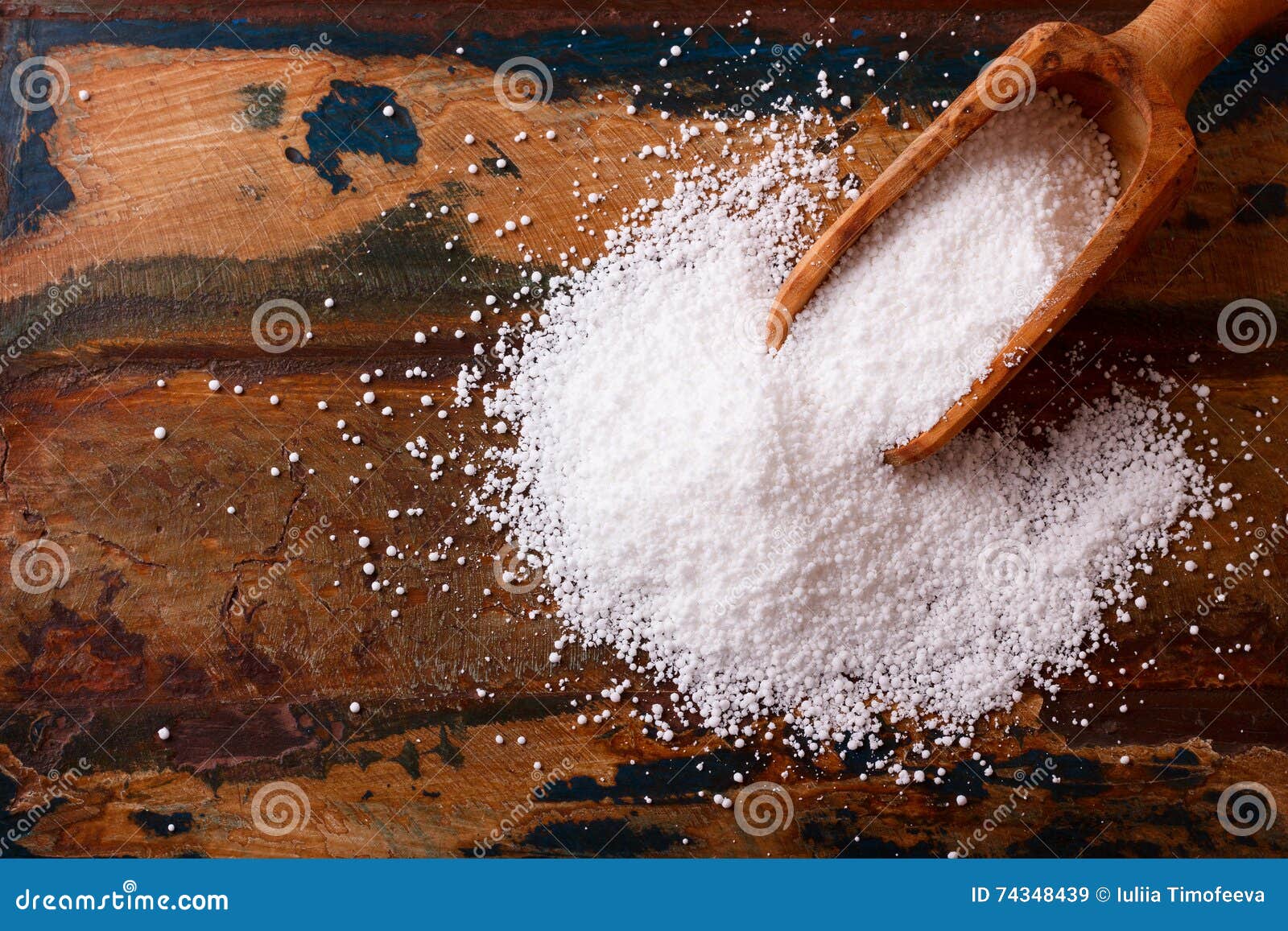 Mandioca (tapioca) En Fondo De Madera Imagen de archivo - Imagen de ...