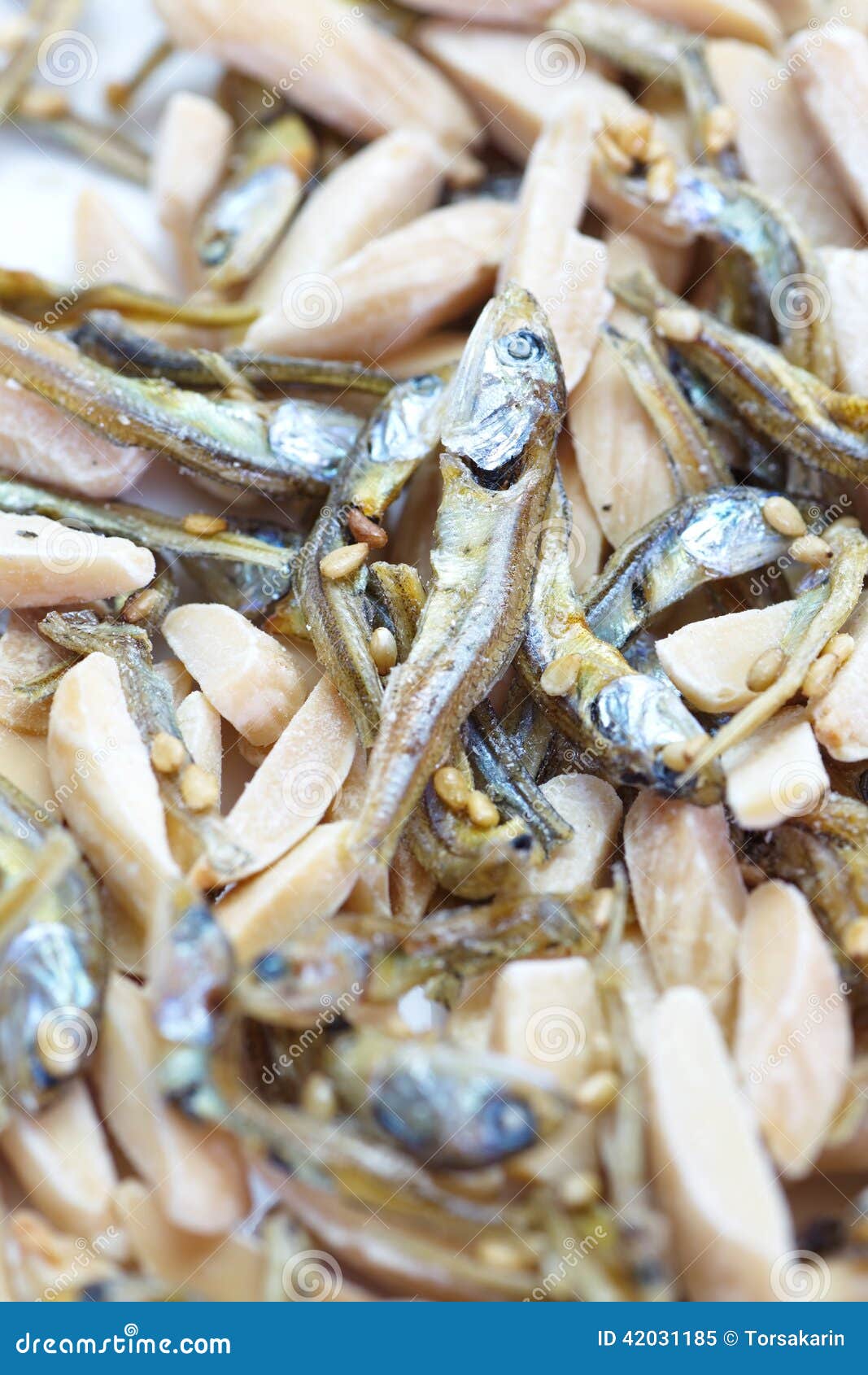 Mandorla E Piccolo Pesce Secco Immagine Stock - Immagine di sano ...