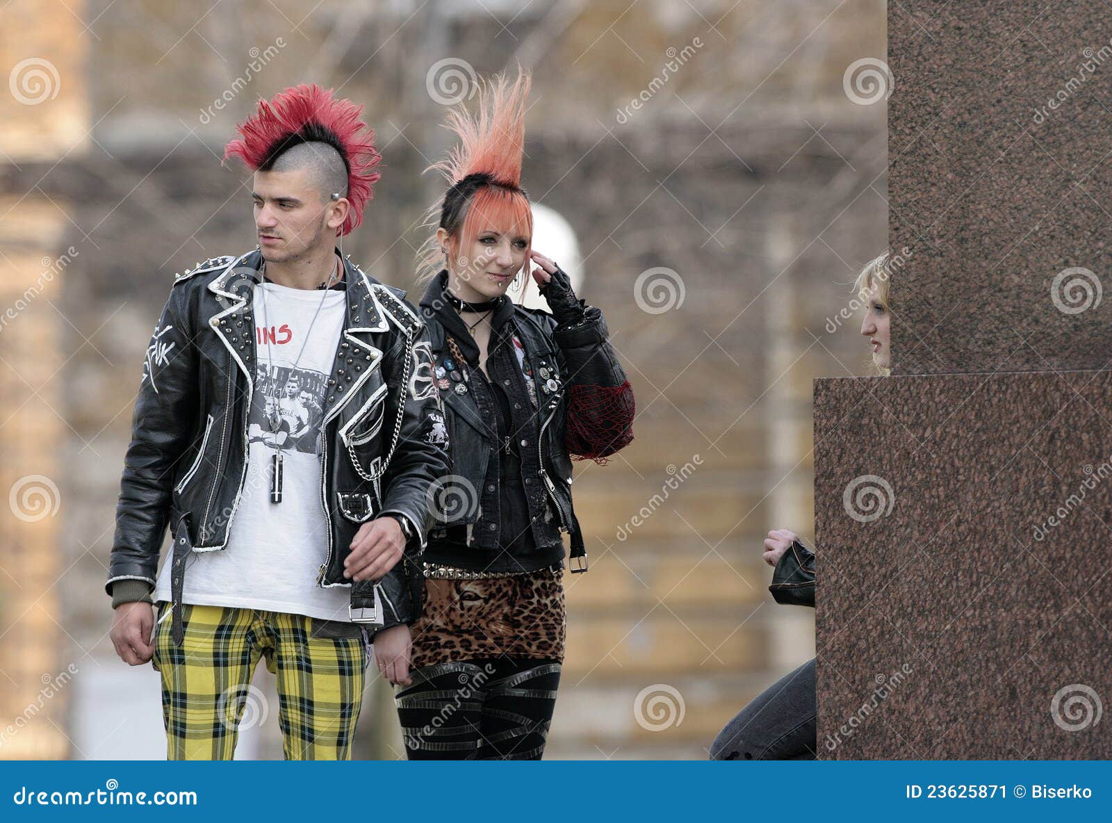 Manera punky foto editorial. Imagen de encadenamiento - 23625871