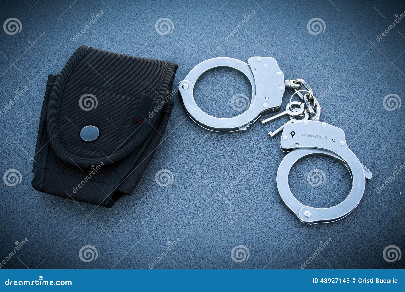 Manette della polizia immagine stock. Immagine di manette - 48927143