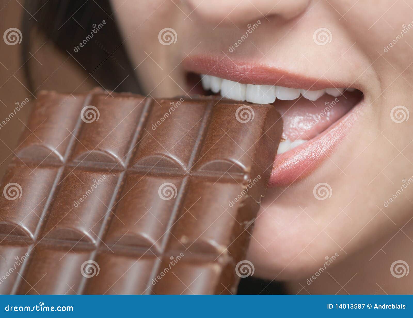 Manger du chocolat image stock. Image du délicieux, femelle - 14013587