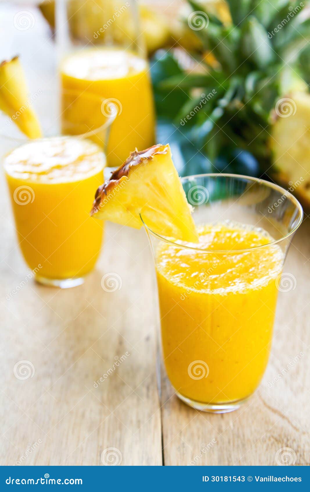 Mango Con Il Frullato Dell'ananas Immagine Stock - Immagine di molla ...