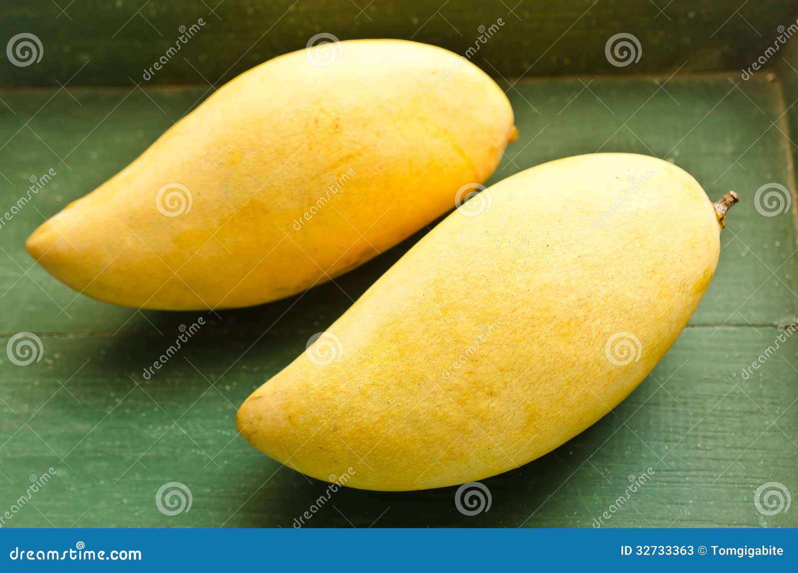 Mango de oro fresco imagen de archivo. Imagen de color - 32733363