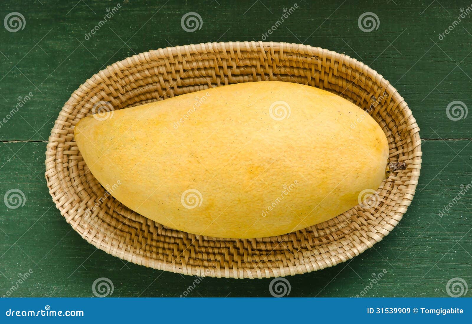 Mango De Oro Fresco En Cesta Imagen de archivo - Imagen de cesta ...