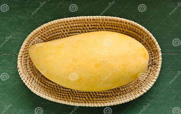 Mango De Oro Fresco En Cesta Imagen de archivo - Imagen de cesta ...