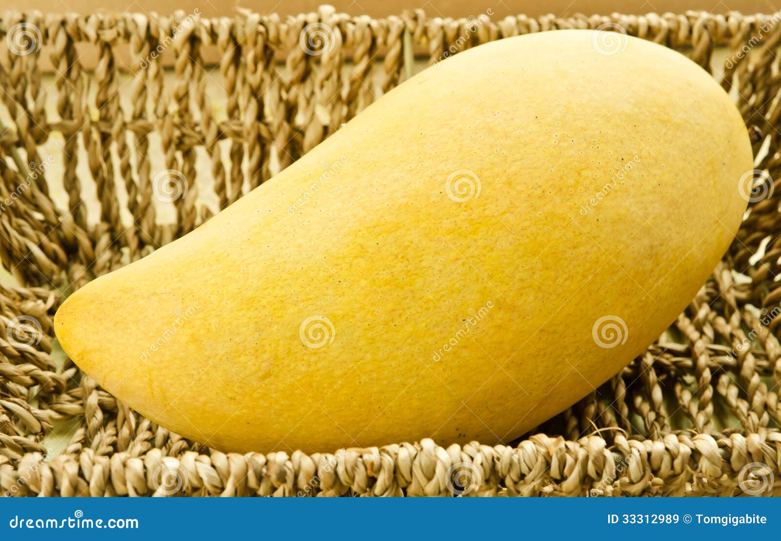 Mango De Oro Fresco En Cesta Imagen de archivo - Imagen de saludable ...