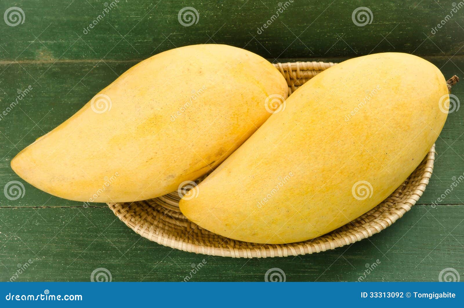 Mango De Oro Fresco En Cesta Foto de archivo - Imagen de salud, sabor ...