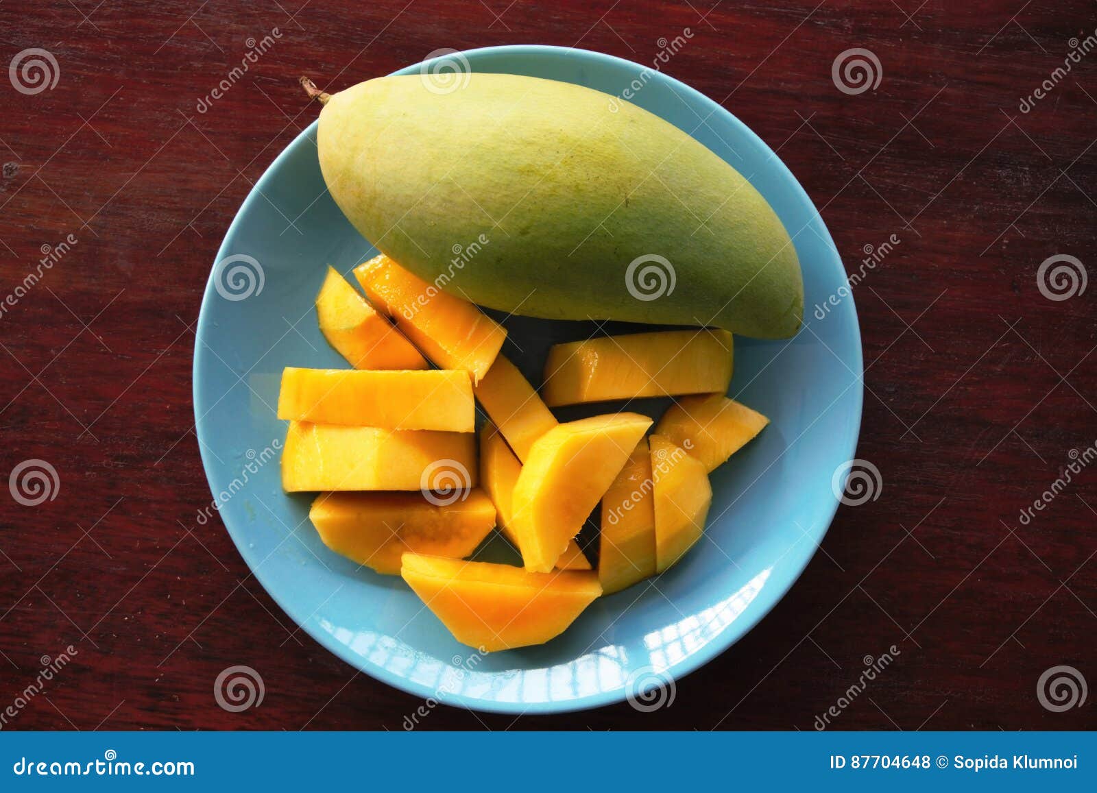 Mango in dish stock photo. Image of juice, golden, leaf - 87704648