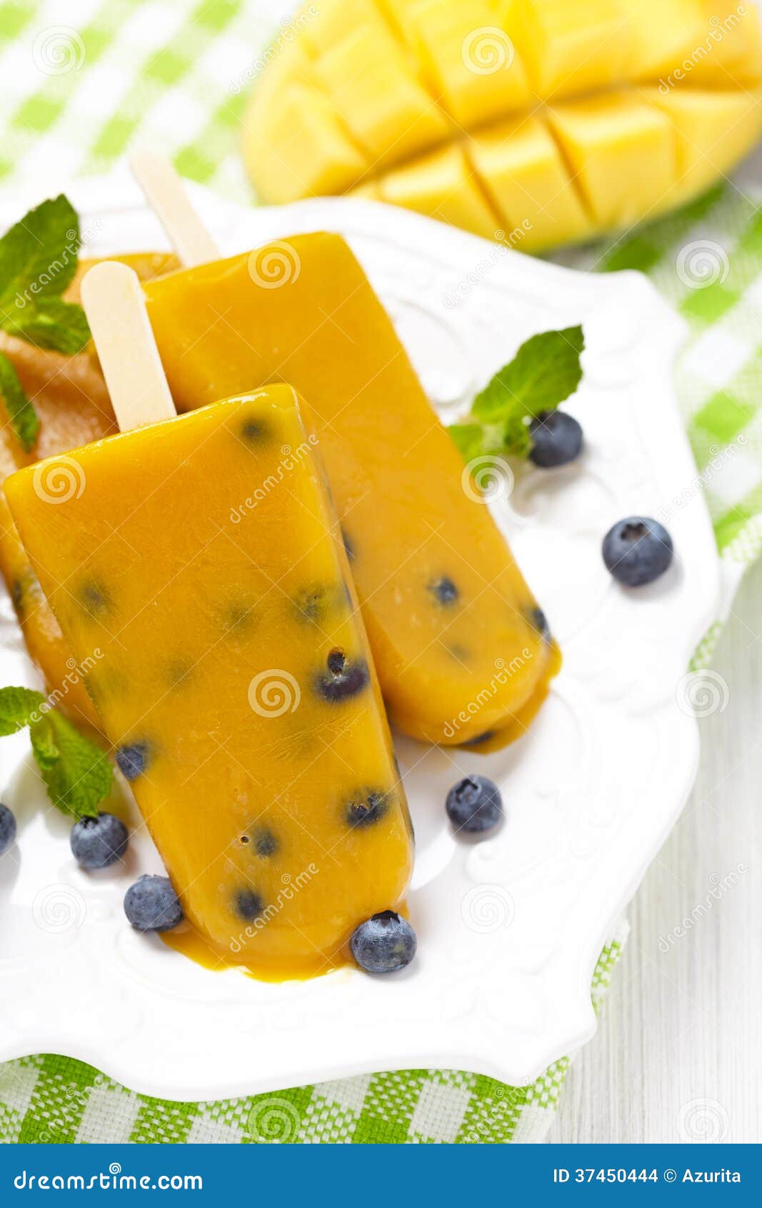 Mango-Eis am Stiel-Eiscreme Mit Blaubeere Stockfoto - Bild von ...