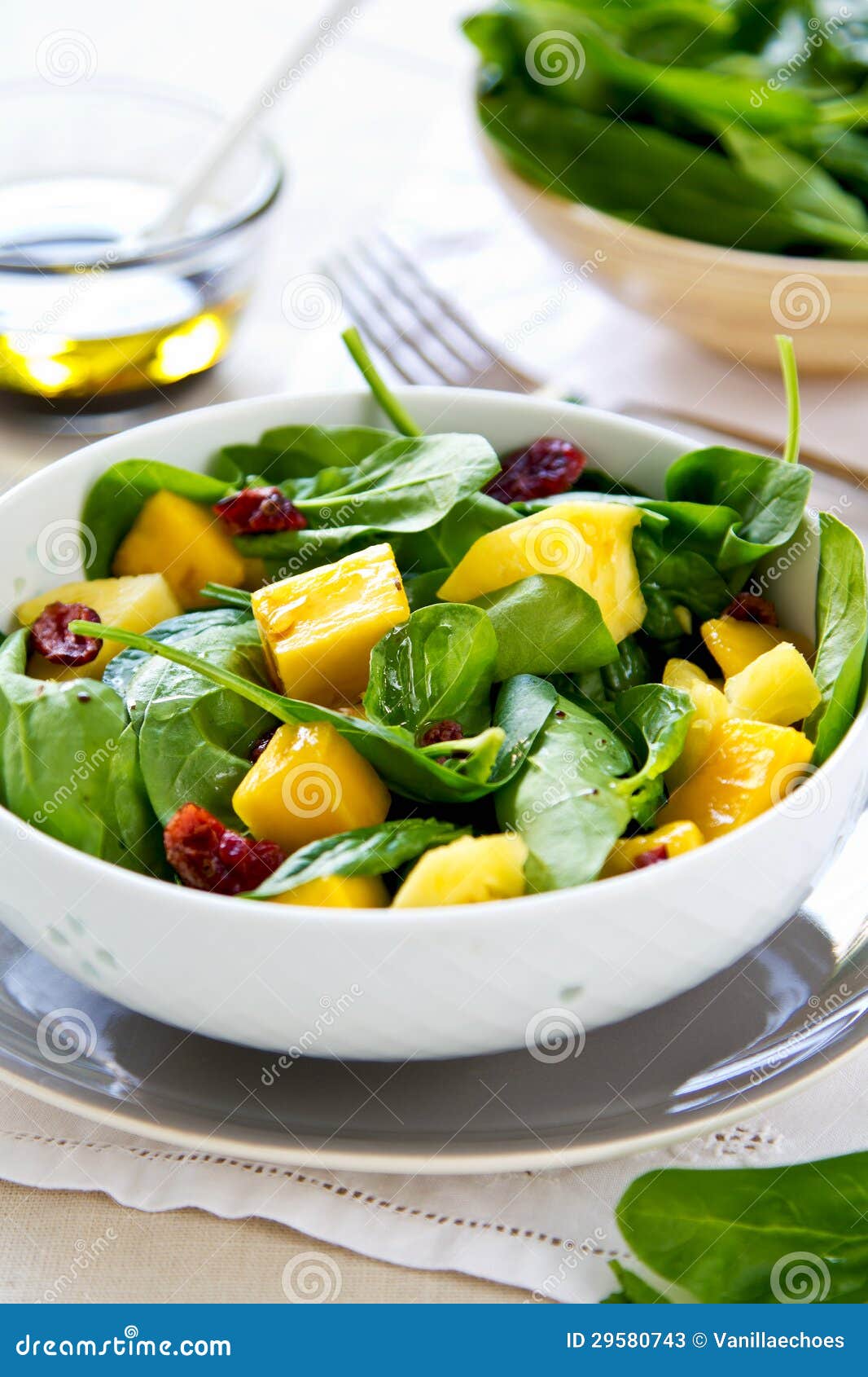 Mango En Ananas Met De Salade Van De Spinazie Stock Afbeelding - Image ...