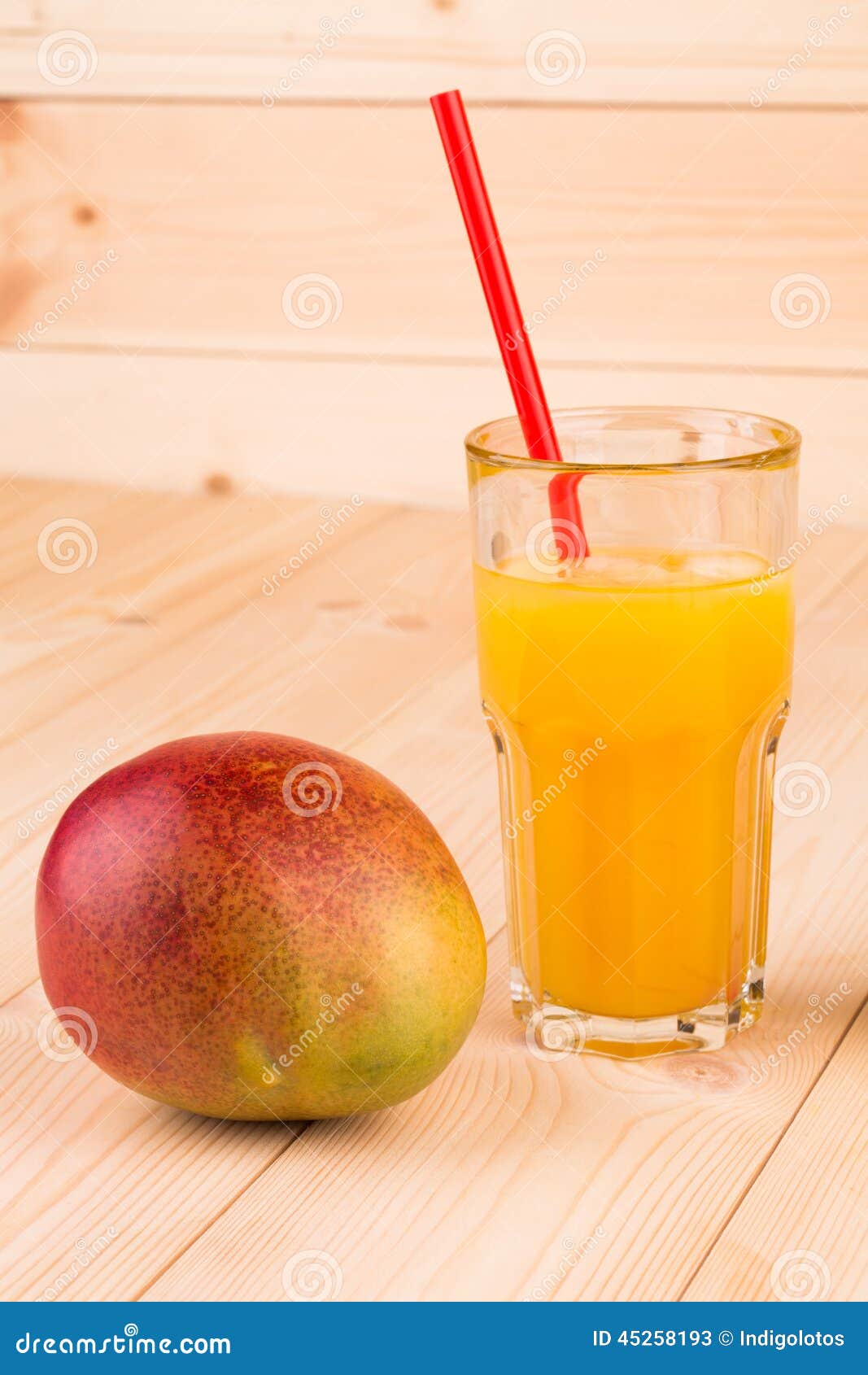 Mango en sap stock afbeelding. Image of ceramisch, plaat - 45258193