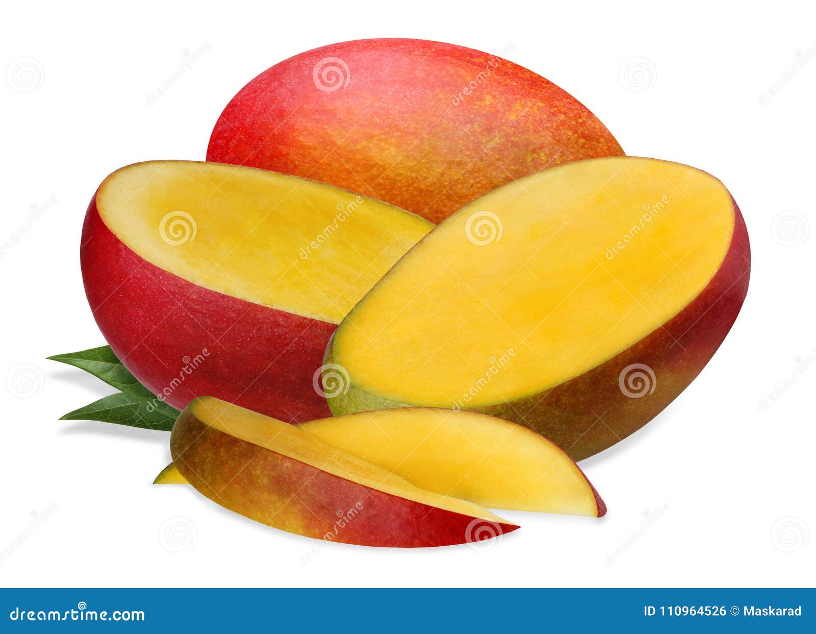 Mango Entero Y Mitad Aislada En El Fondo Blanco Foto de archivo ...