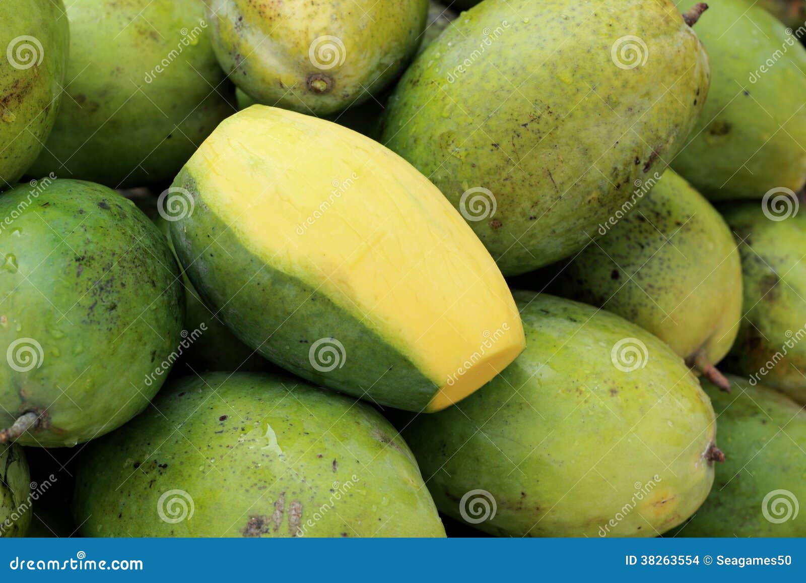 Mango fresco en el mercado foto de archivo. Imagen de dulce - 38263554